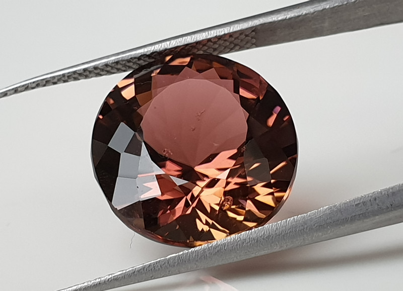 12,20ct Colour change Tourmaline - Master cut & rare!