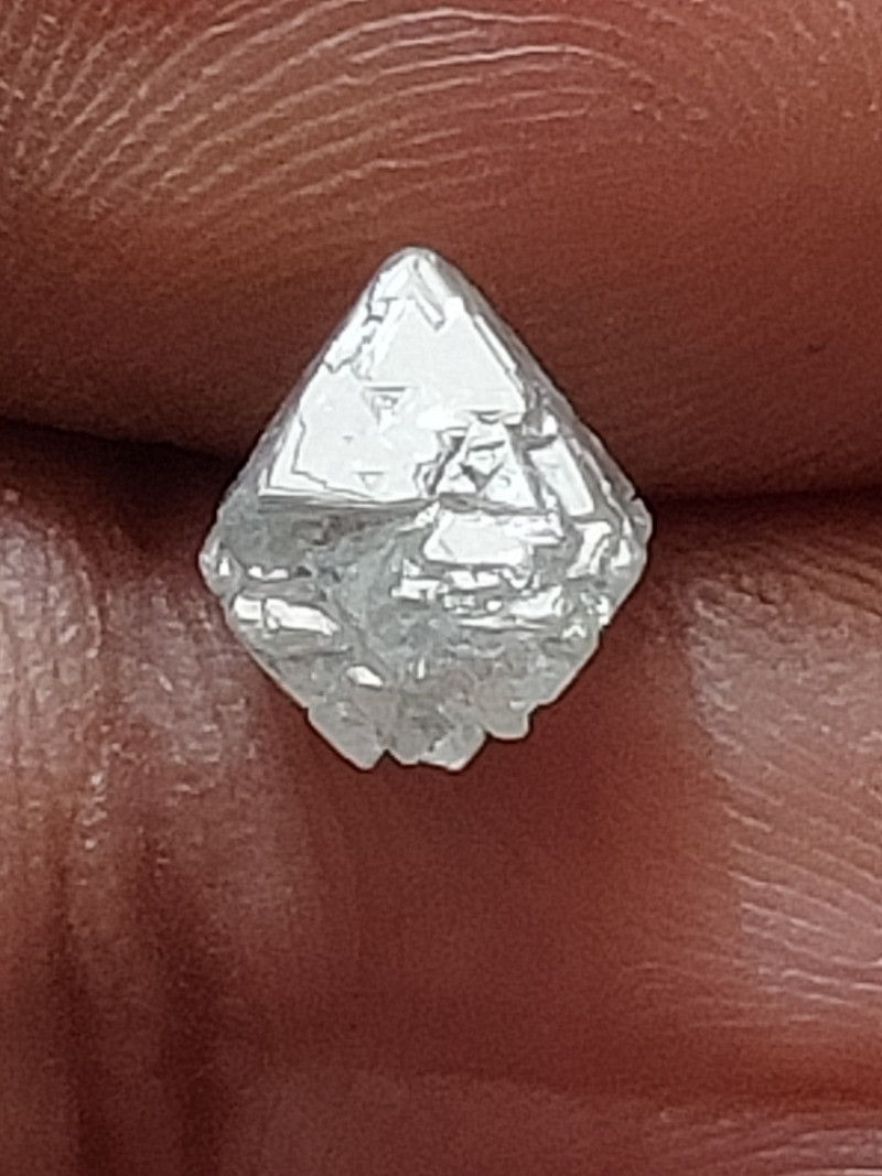 Natural white diamond rough. 2.90 ctw cyrstal shape 1pcs