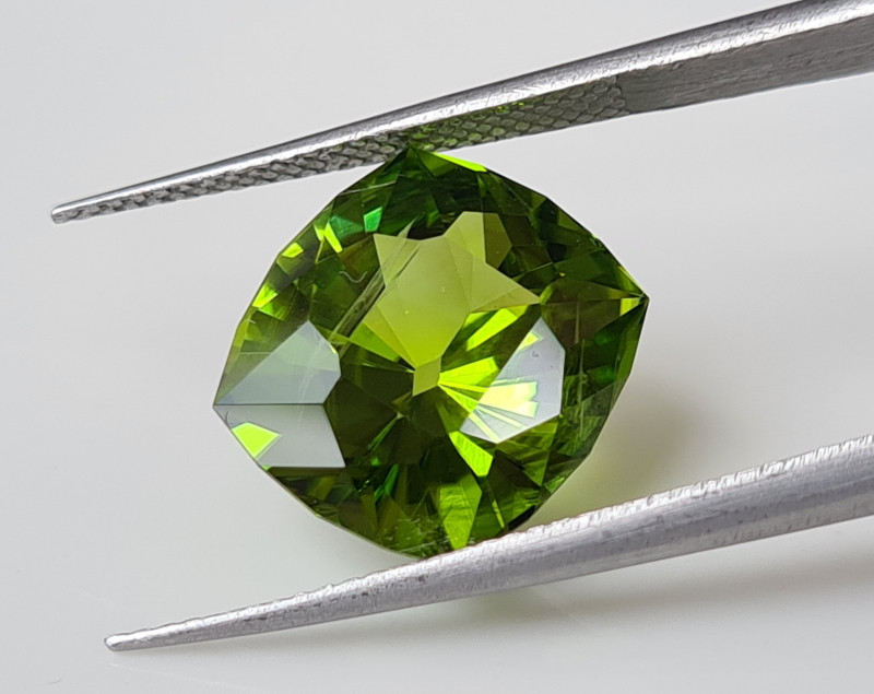 7,88ct Peridot - Designer cut!