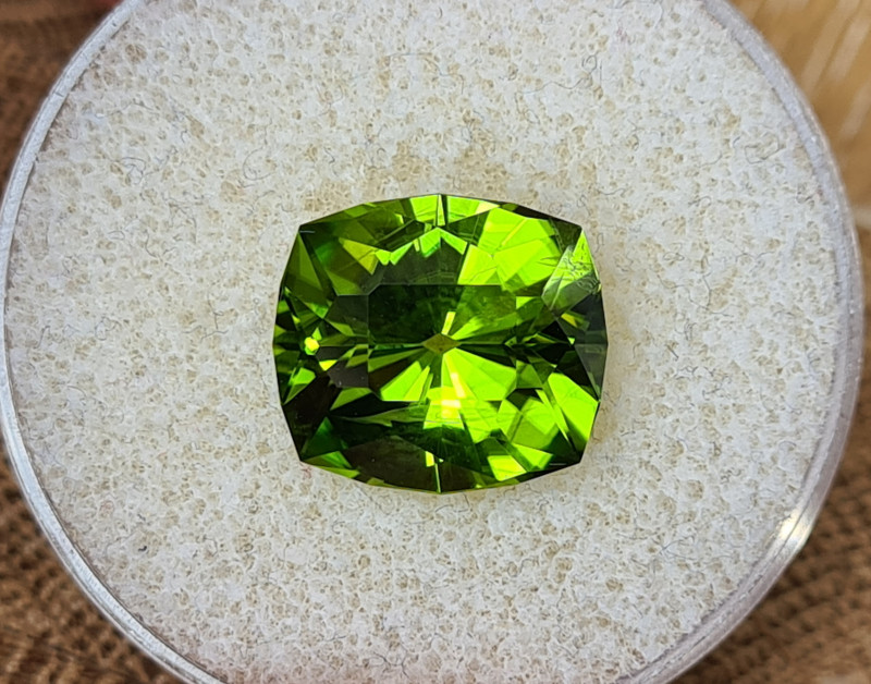 7,88ct Peridot - Designer cut!