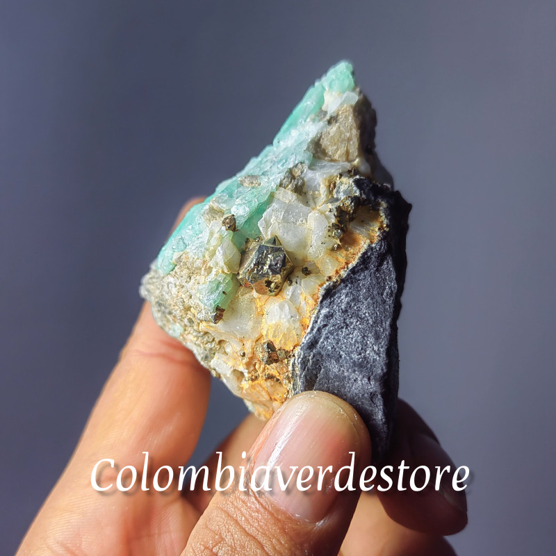 -UNTREATED- Colombian chivor Emerald specimen 950 CT