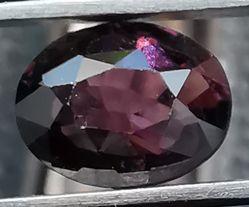 Spinel, 1.975ct, Ceylon gemstone shining in the sun!