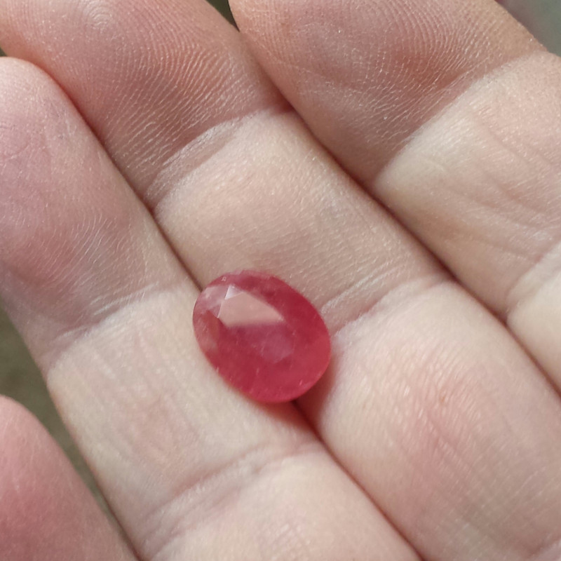 AFRICAN RUBY GEMSTONE 4.95 CARAT WEIGHT OVAL CUT GEMSTONE