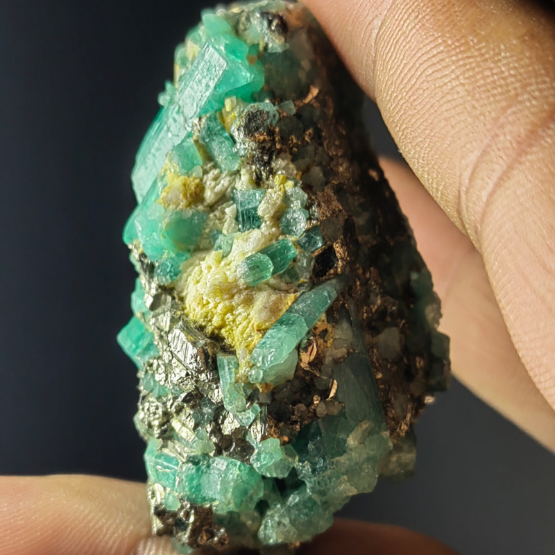 -UNTREATED- Collector's grade Colombian chivor Emerald specimen 171.88CT