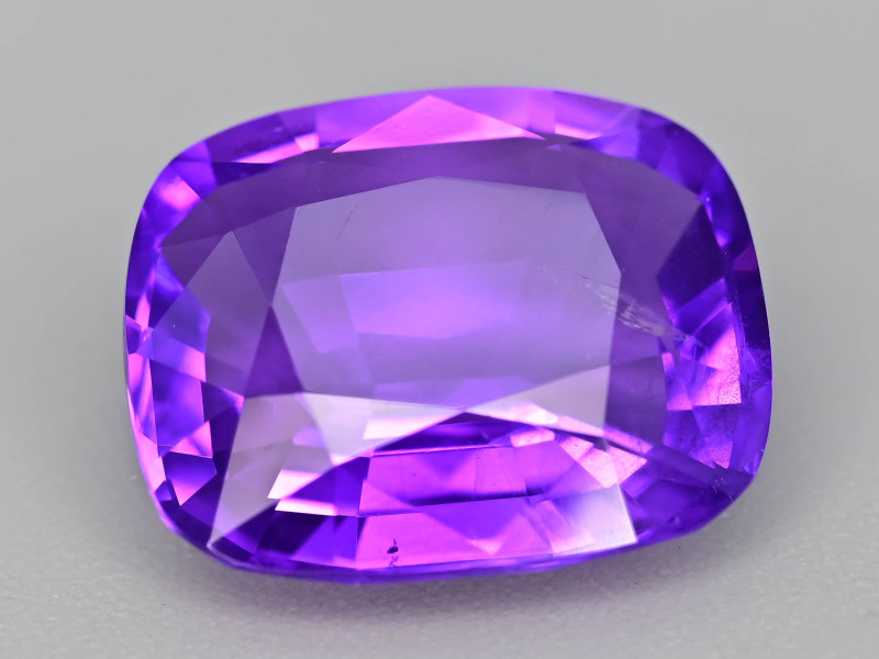 Presenting ~ Hackmanite 4.40 ct Photoluminescent & Tenebrescent